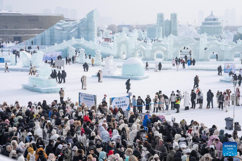 521-meter ice slide major eye-catcher at Harbin Ice-Snow World-Xinhua