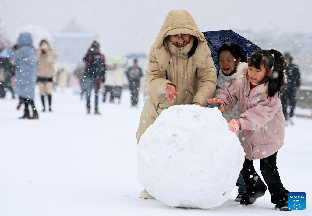 People enjoy snow scenery in Xi'an, NW China's Shaanxi-Xinhua