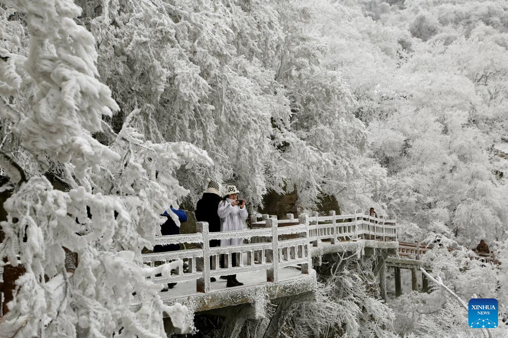 People enjoy rime scenery at Yuntaishan Mountain in Jiangsu, E China-Xinhua