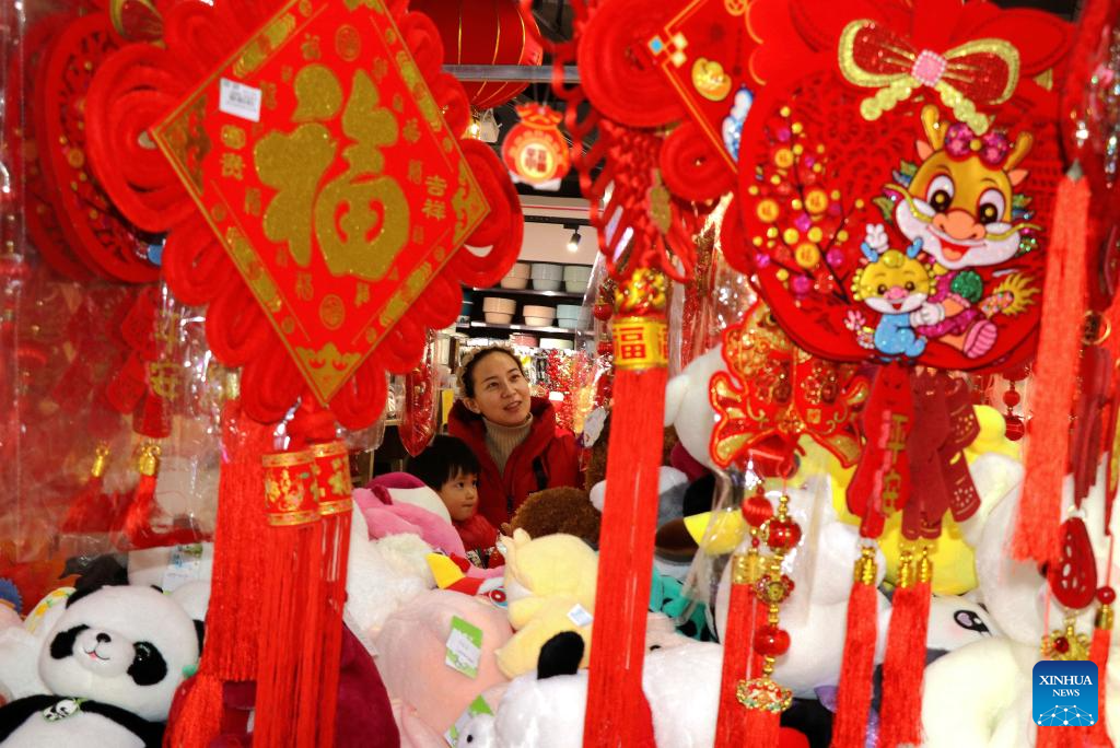 People prepare for Spring Festival across China-Xinhua