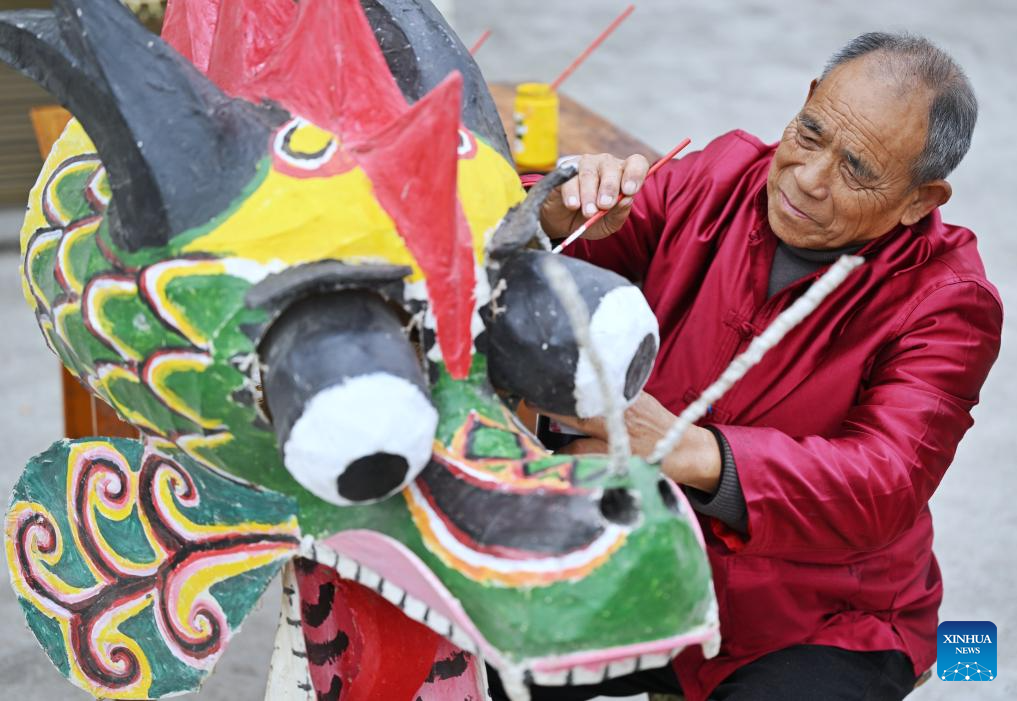 Pic story: inheritor of Yutan Dragon Dance in SW China-Xinhua