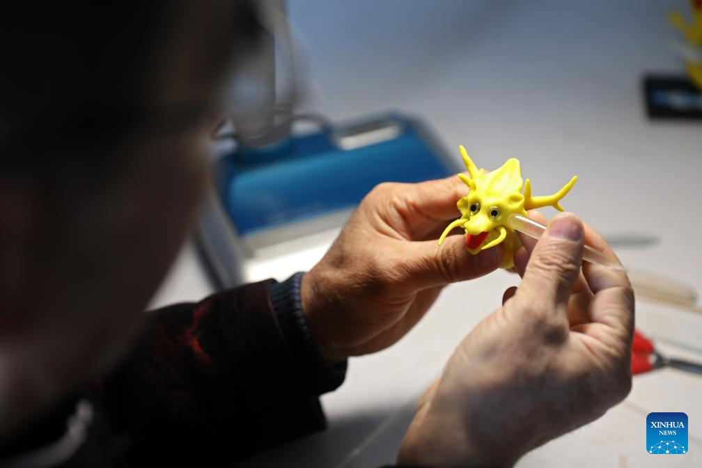 Pic story: inheritor of Chen's dough sculpture in NE China-Xinhua