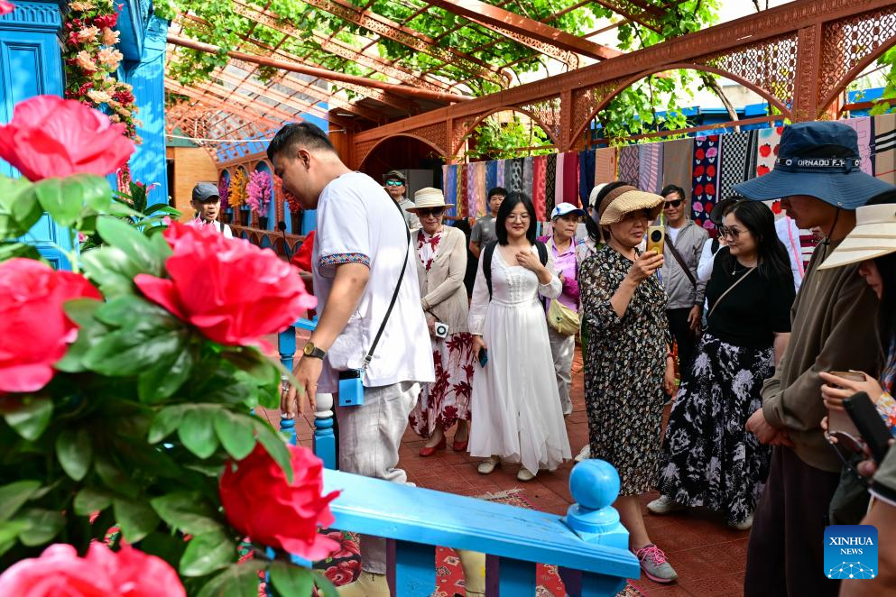Xinjiang attracts tourists during summer-Xinhua