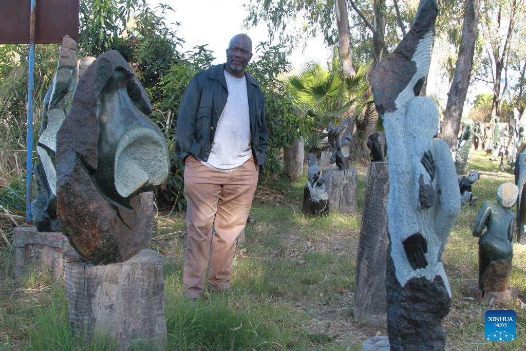 Feature: Zimbabwean sculptors find voice in stone carving-Xinhua