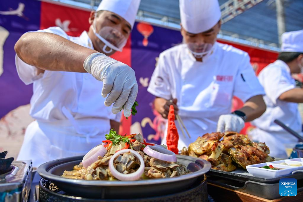Lamb cooking contest held in Yumin County, China's Xinjiang-Xinhua