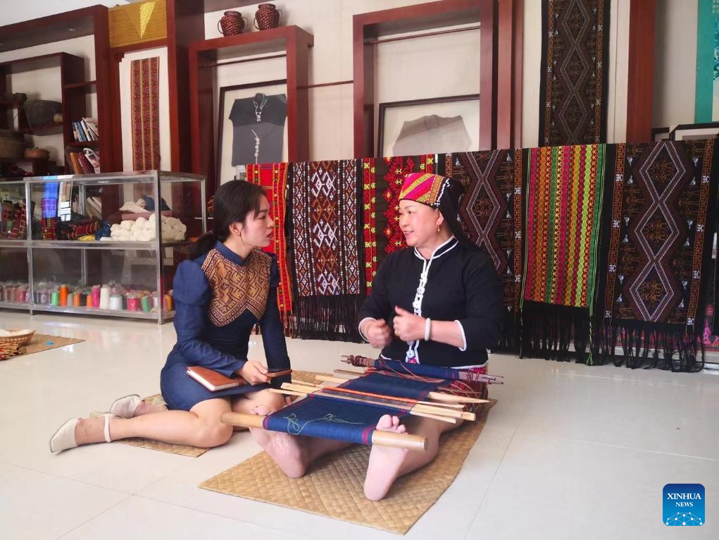 Across China: Weaving new life into an ancient brocade craft-Xinhua