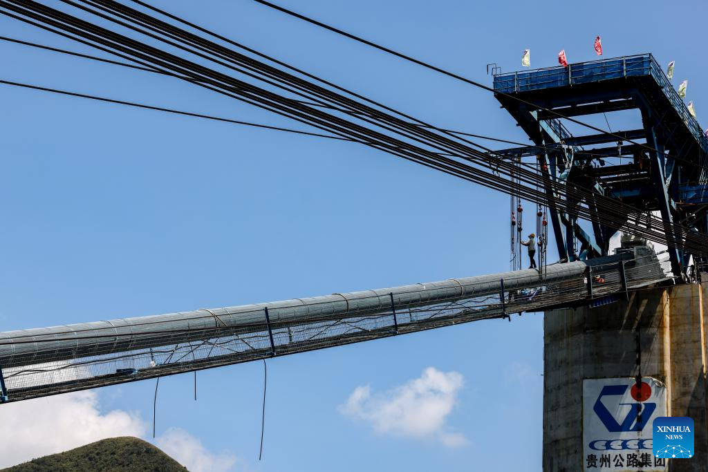 Huajiang grand canyon bridge under construction in Guizhou-Xinhua