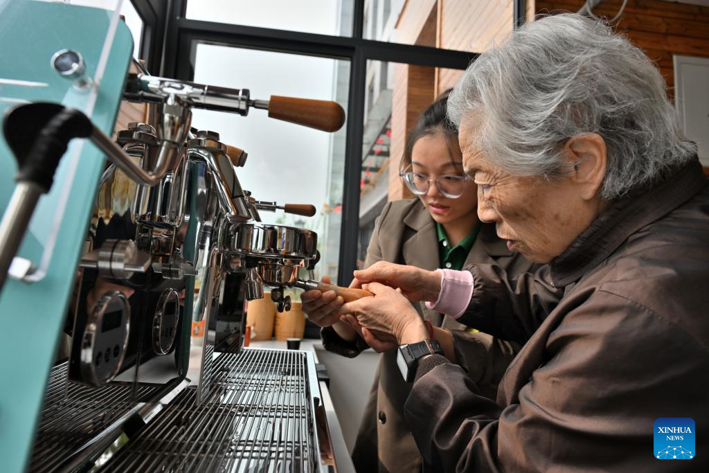 Across China: Morning brew with memories: Dementia-friendly cafe gets ...