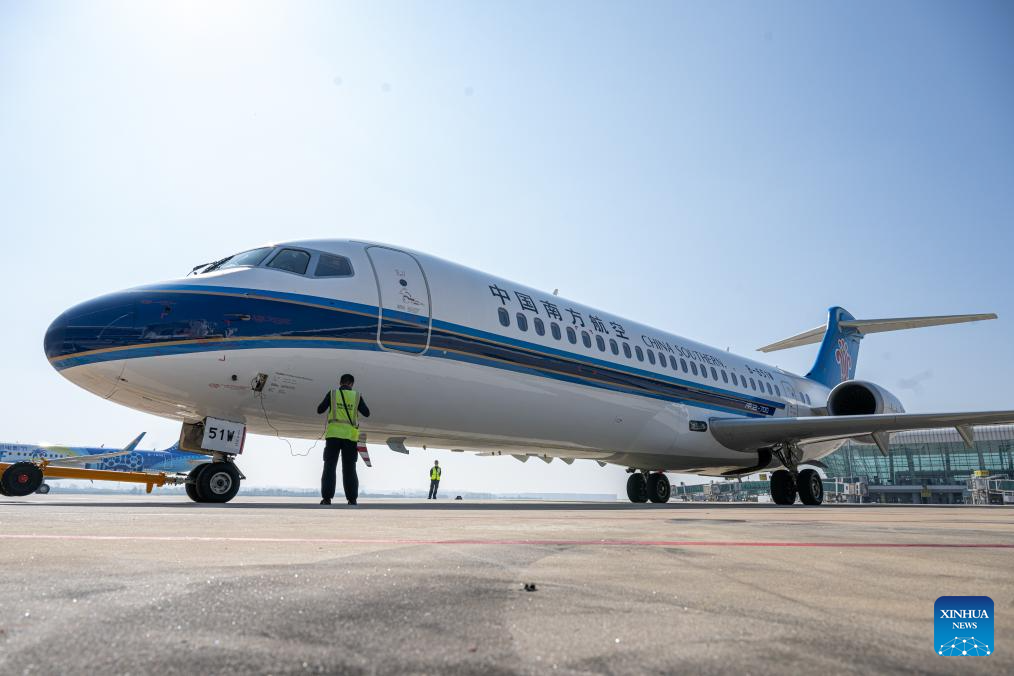 China's homegrown ARJ21 jetliner stationed in airport in Hubei-Xinhua