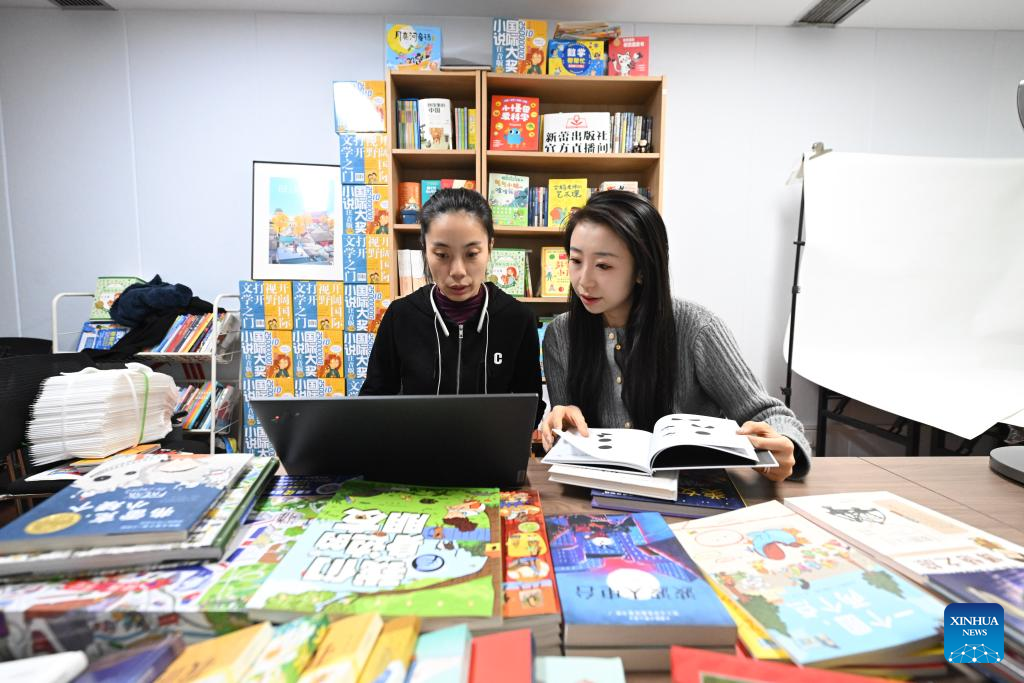 China's Gen-Z sell books via livestreaming-Xinhua