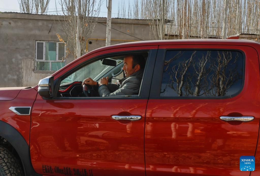 Desert control project in Xinjiang improves farmer's life-Xinhua