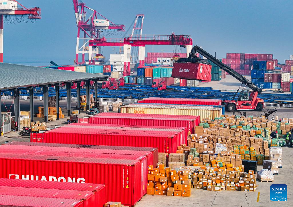 China's major ports busy at beginning of new year-Xinhua