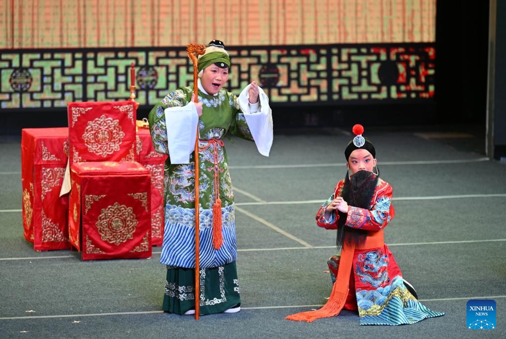 Children perform at Peking Opera new year gala in Tianjin-Xinhua