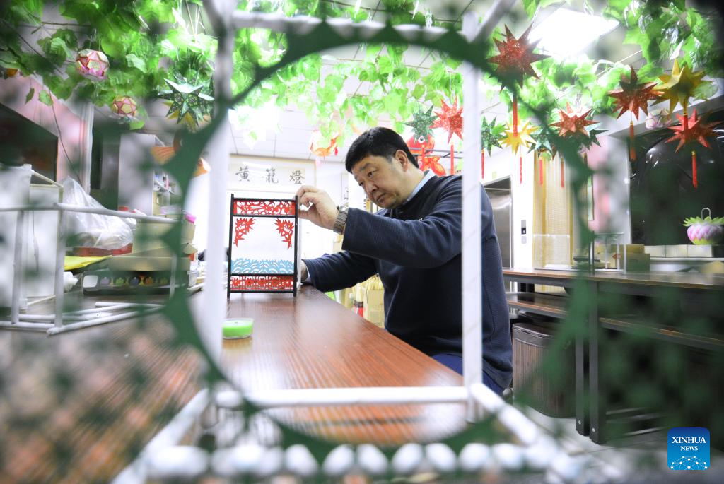 Pic story of traditional lantern maker in Beijing-Xinhua