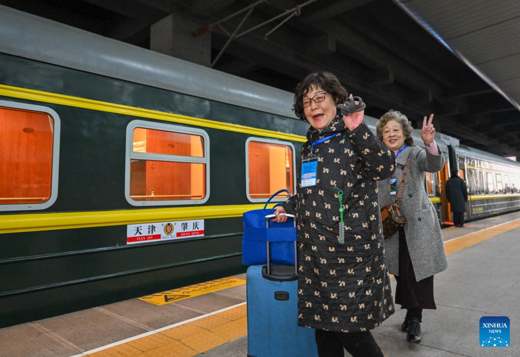 Tourist train for seniors departs from China's Tianjin-Xinhua