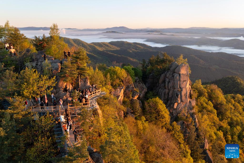 Jinzu Peak scenic area attracts tourists with stunning sunrise-Xinhua