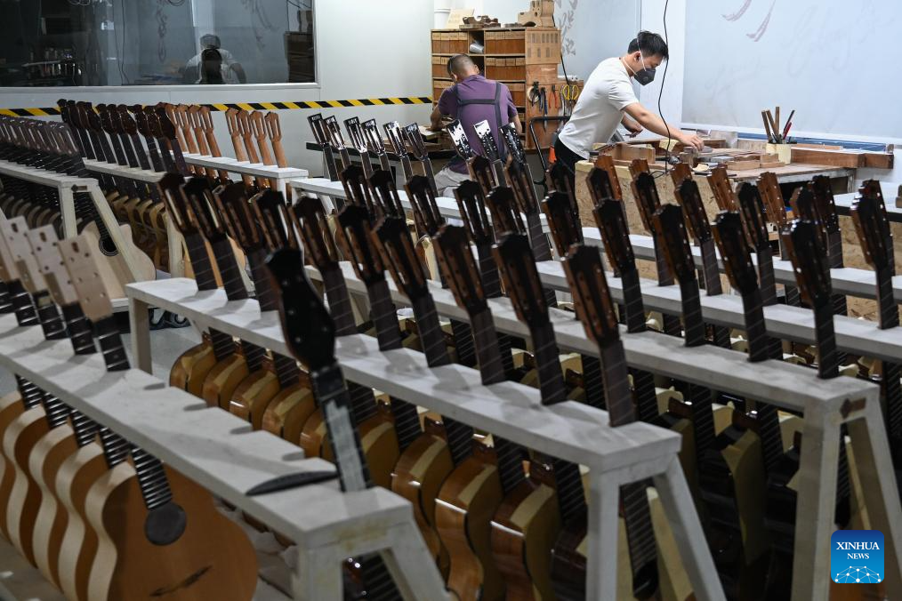 Guitar making industry blossoms in Songzi City, China's Hubei-Xinhua