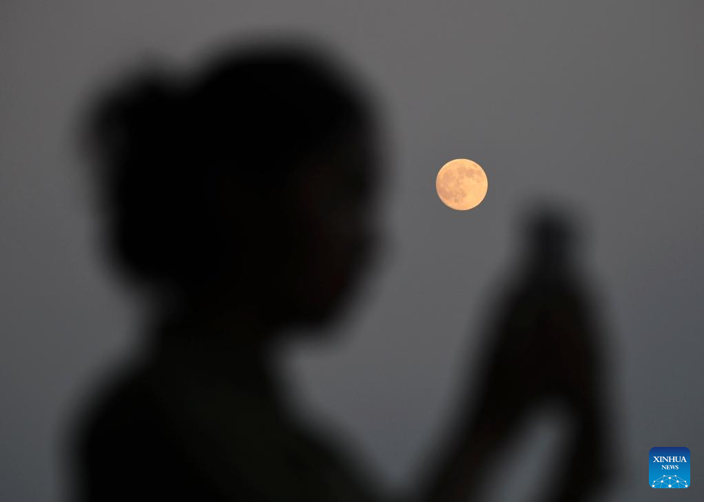 Full moon admired across China during Mid-Autumn Festival-Xinhua