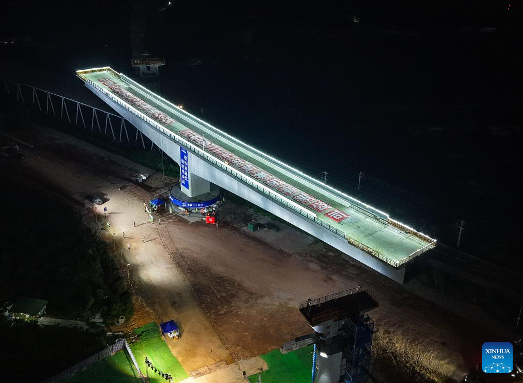 Swivel bridge in China's Guangdong rotated to targeted position-Xinhua