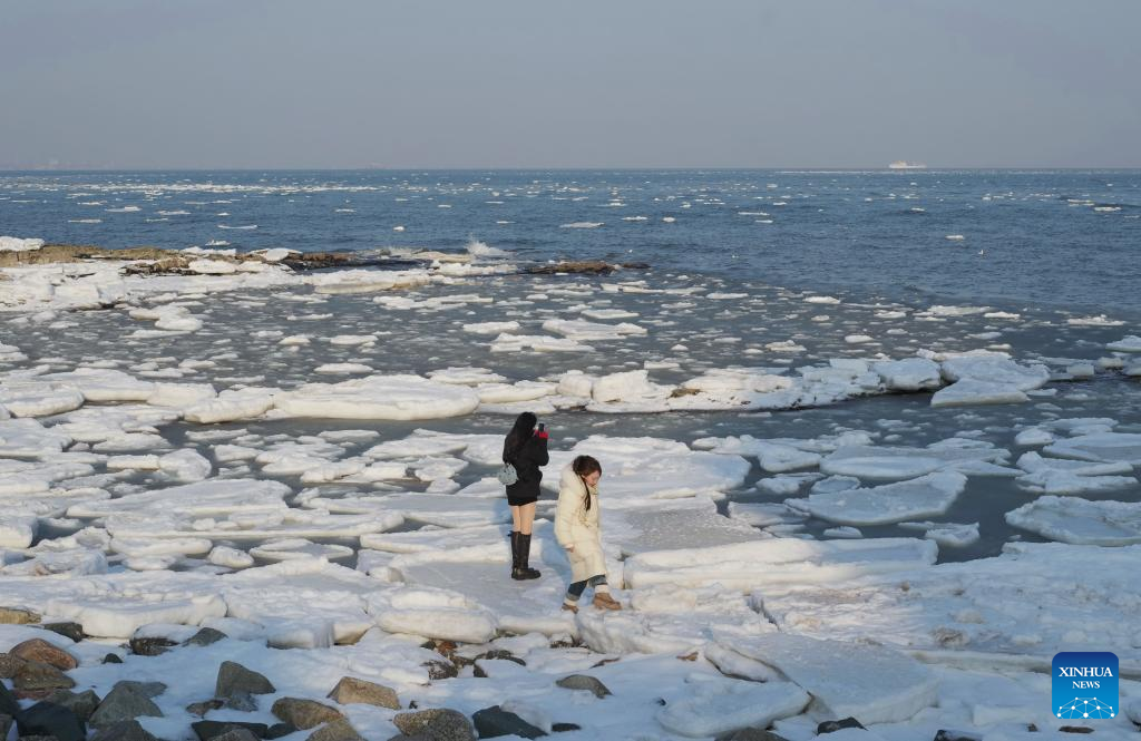 Tourists visit beach covered with sea ice in N China's Hebei-Xinhua