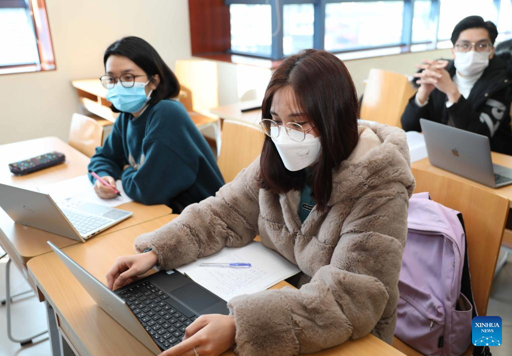 Feature: Vietnamese students back to school amid mixed feelings-Xinhua