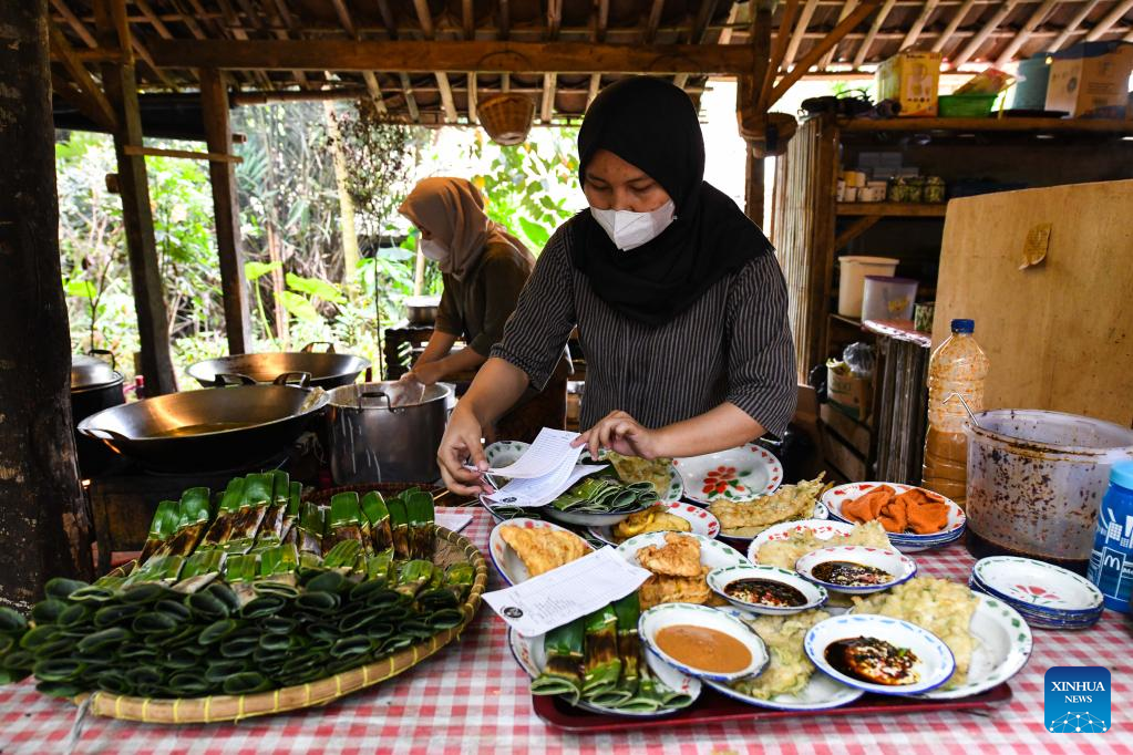Local restaurant in Indonesia draws tourists with Javanese, West ...