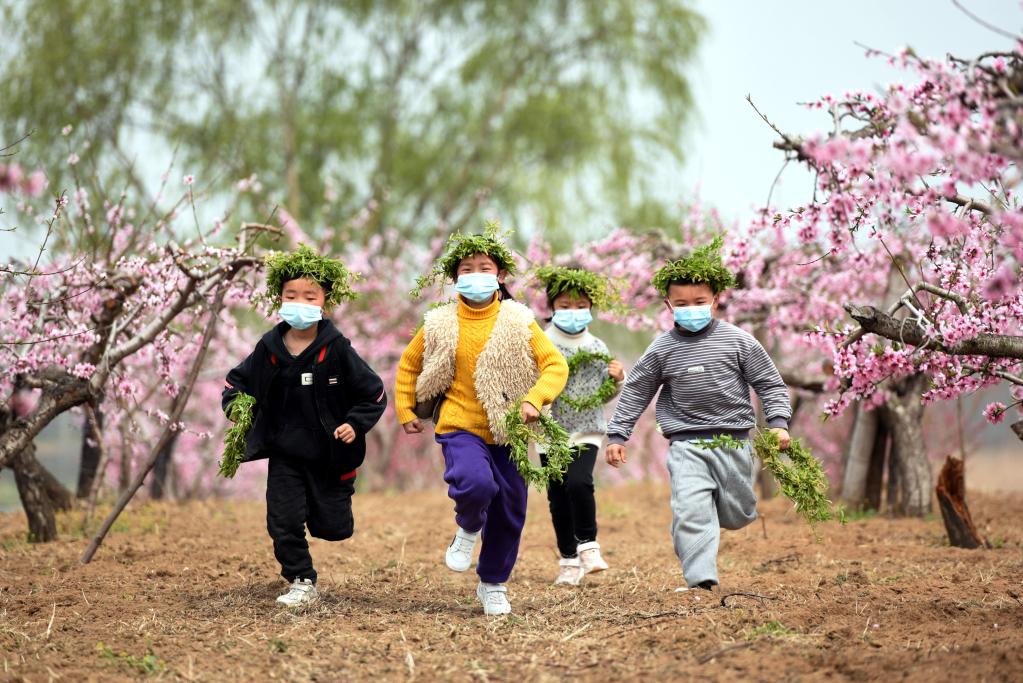 People across China enjoy spring view during Qingming Festival-Xinhua