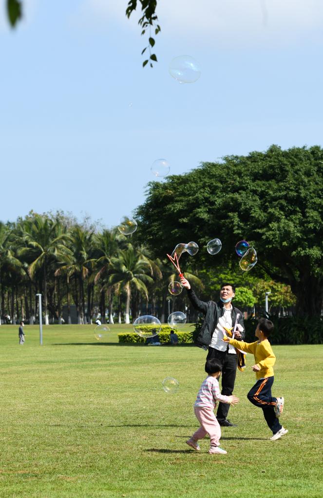 People across China enjoy spring view during Qingming Festival-Xinhua