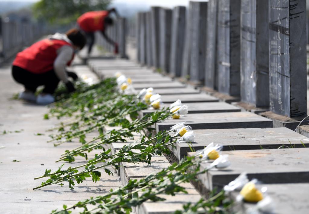 People pay tribute to deceased on Tomb-sweeping Day across China-Xinhua