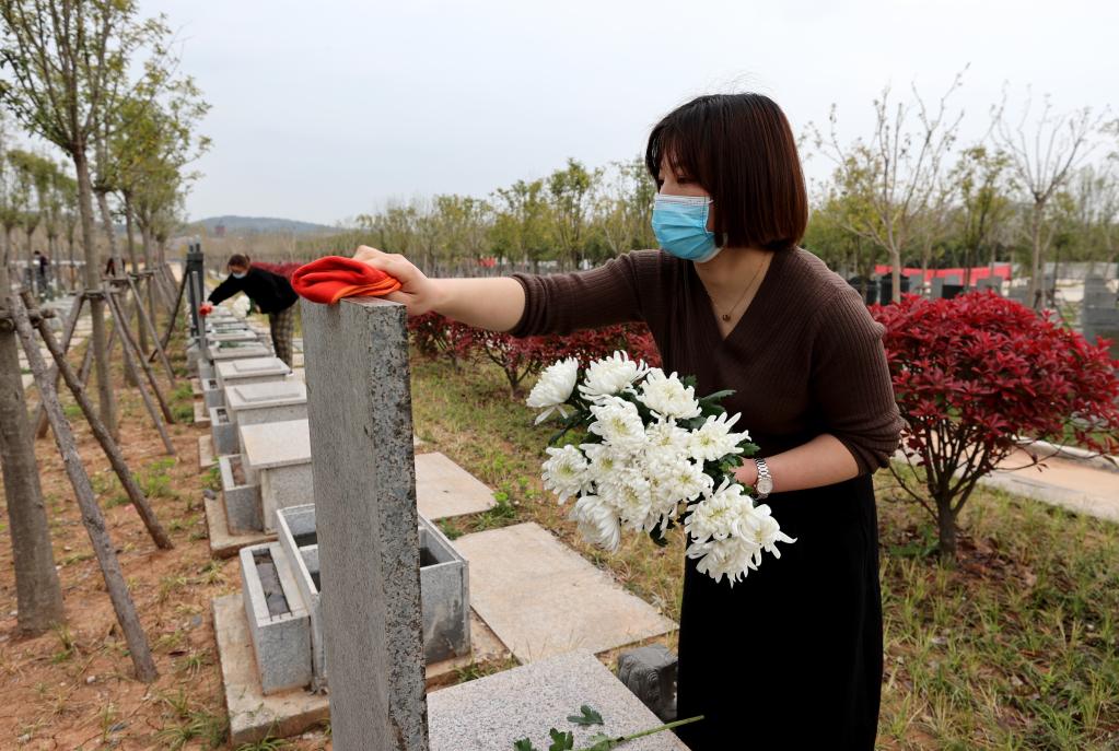 People pay tribute to deceased on Tomb-sweeping Day across China-Xinhua