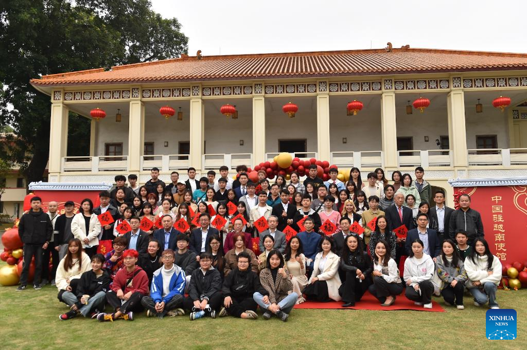 Chinese embassy in Vietnam organizes "Warm spring" activity for ...