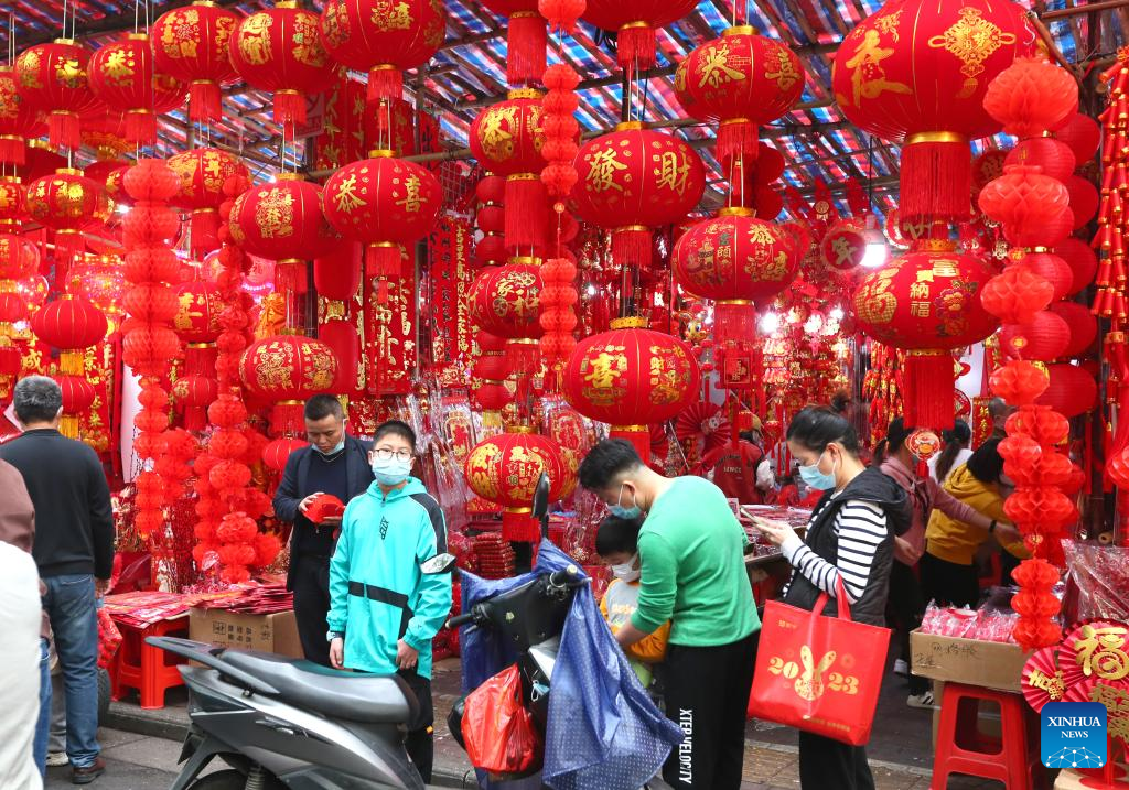 People prepare for upcoming Spring Festival across China-Xinhua