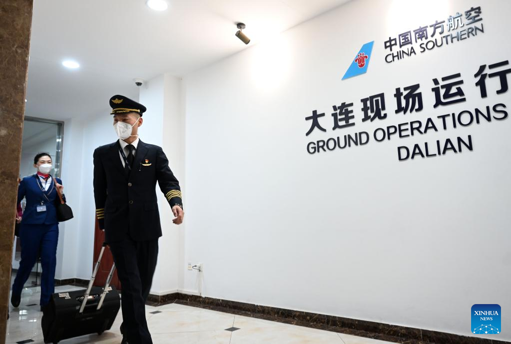 Pic story: "poetic captain" in Dalian, NE China-Xinhua