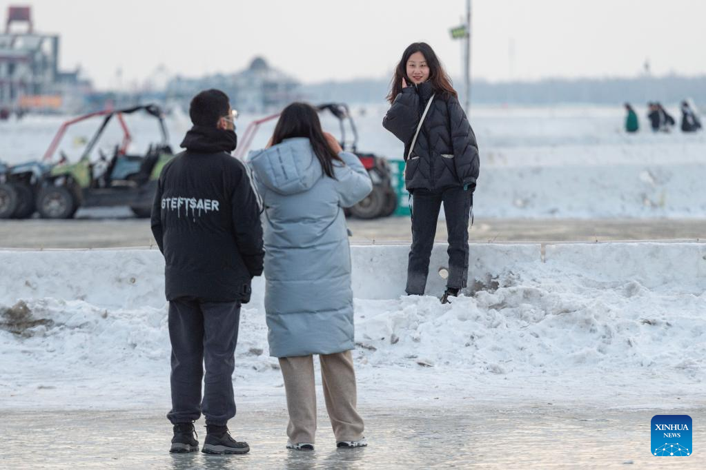 Tourists have fun at Harbin Songhua River Ice and Snow Carnival-Xinhua