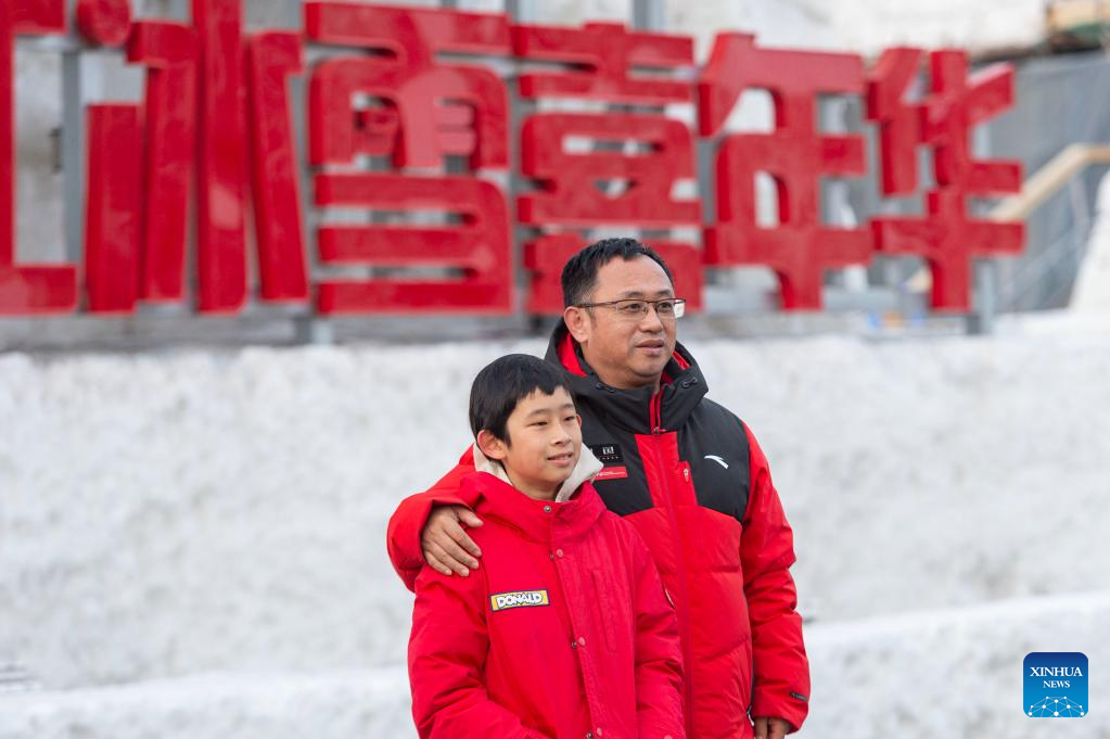Tourists have fun at Harbin Songhua River Ice and Snow Carnival-Xinhua