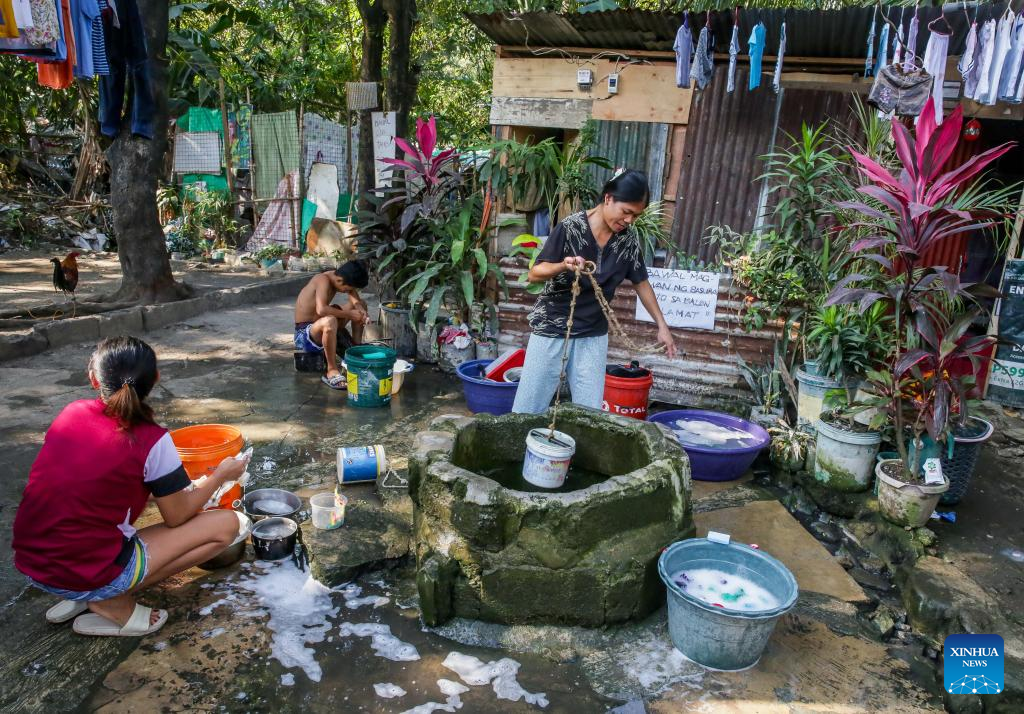 Residents fetch water from well on World Water Day in Philippines-Xinhua