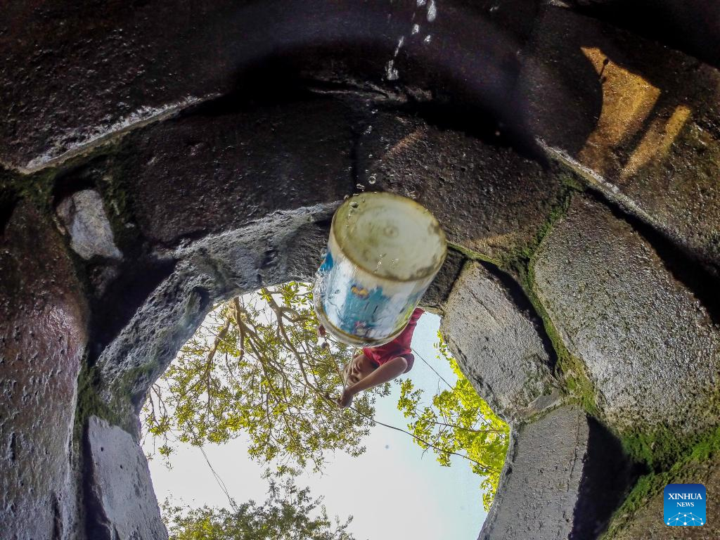 Residents fetch water from well on World Water Day in Philippines-Xinhua