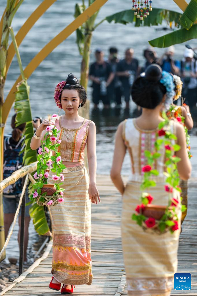 Dai people in China's Yunnan splash water to embrace their new year-Xinhua