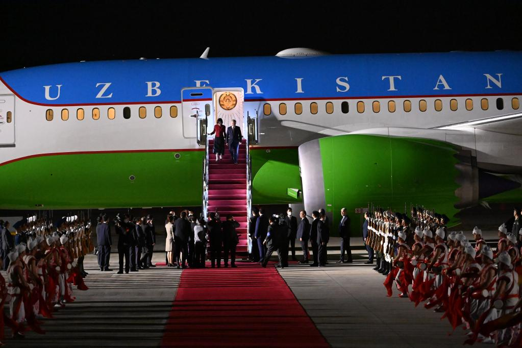 Uzbek president arrives in Xi'an for China-Central Asia Summit-Xinhua