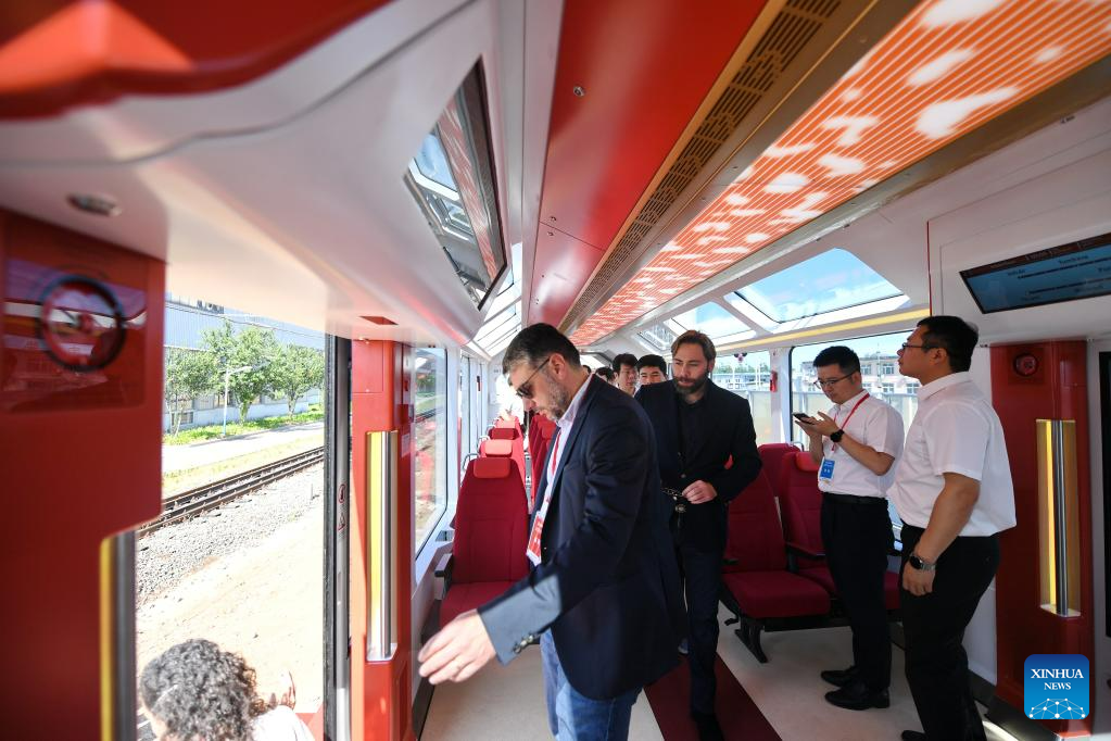 Chinese train maker produces first new-energy light rail train for ...