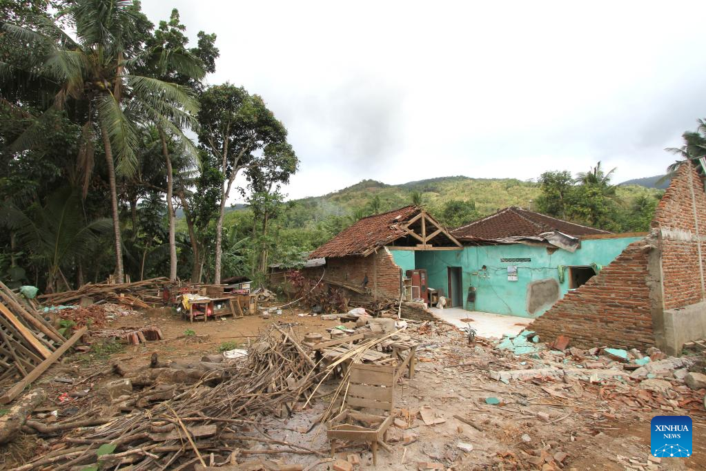 Indonesia's strong quake leaves at least 1 dead, 9 wounded-Xinhua