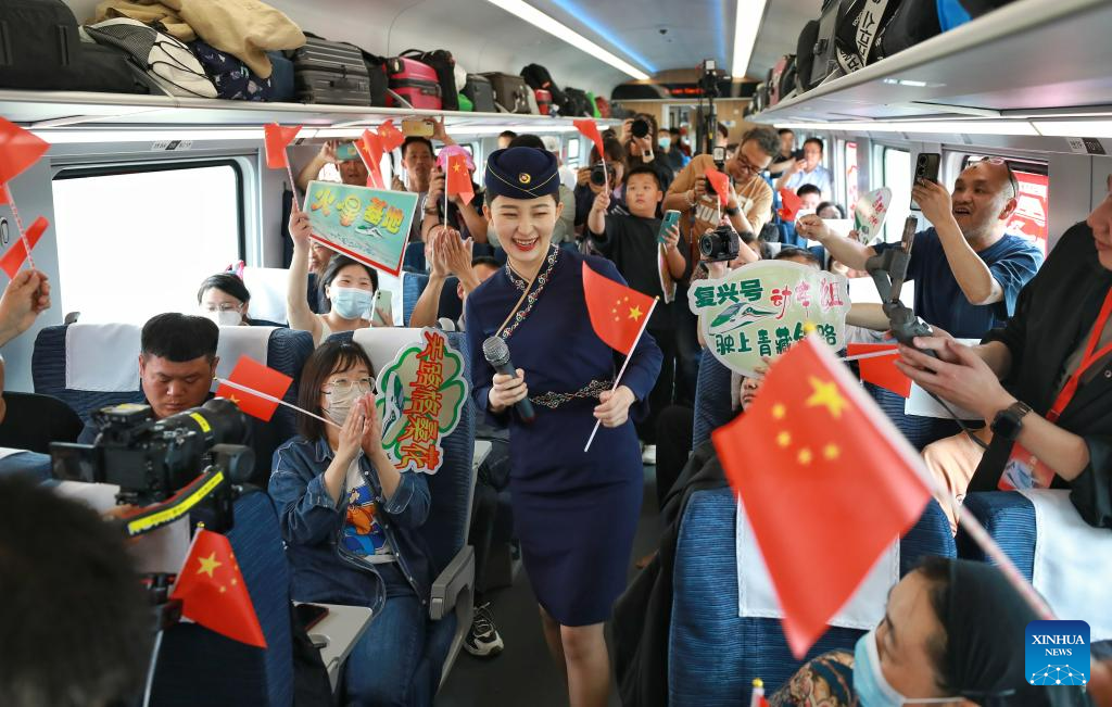 Bullet trains launch on Xining-Golmud section of Qinghai-Tibet Railway ...