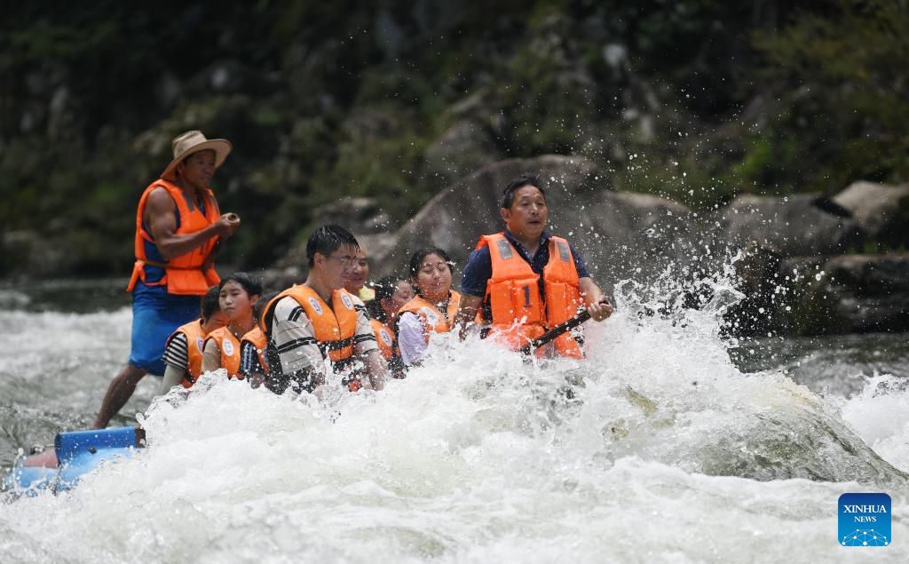 Tourists visit Dongjiang Lake scenic spot in Hunan-Xinhua