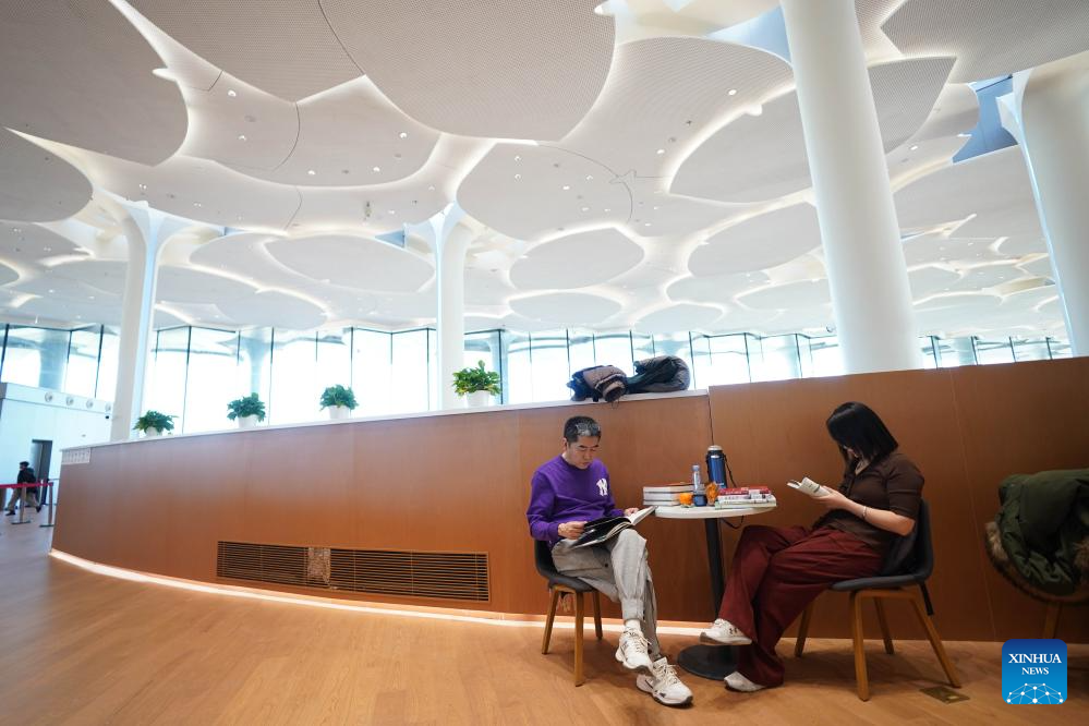 Citizens visit Beijing Library to spend leisure time-Xinhua