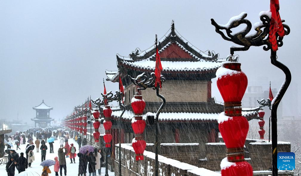 People enjoy snow scenery in Xi'an, NW China's Shaanxi-Xinhua