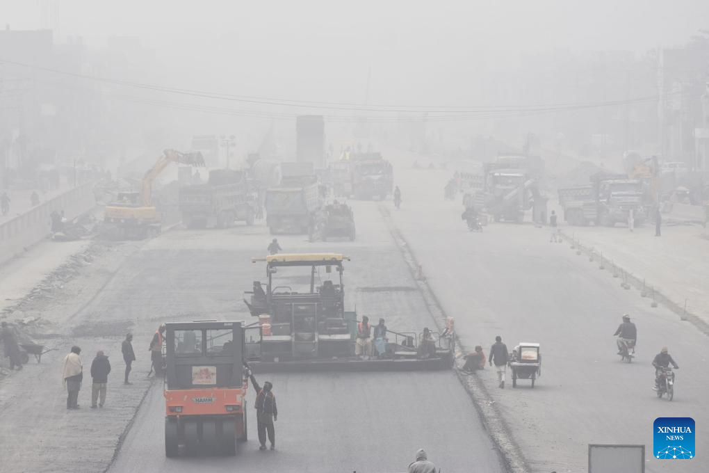 Heavy fog shrouds Lahore in Pakistan-Xinhua