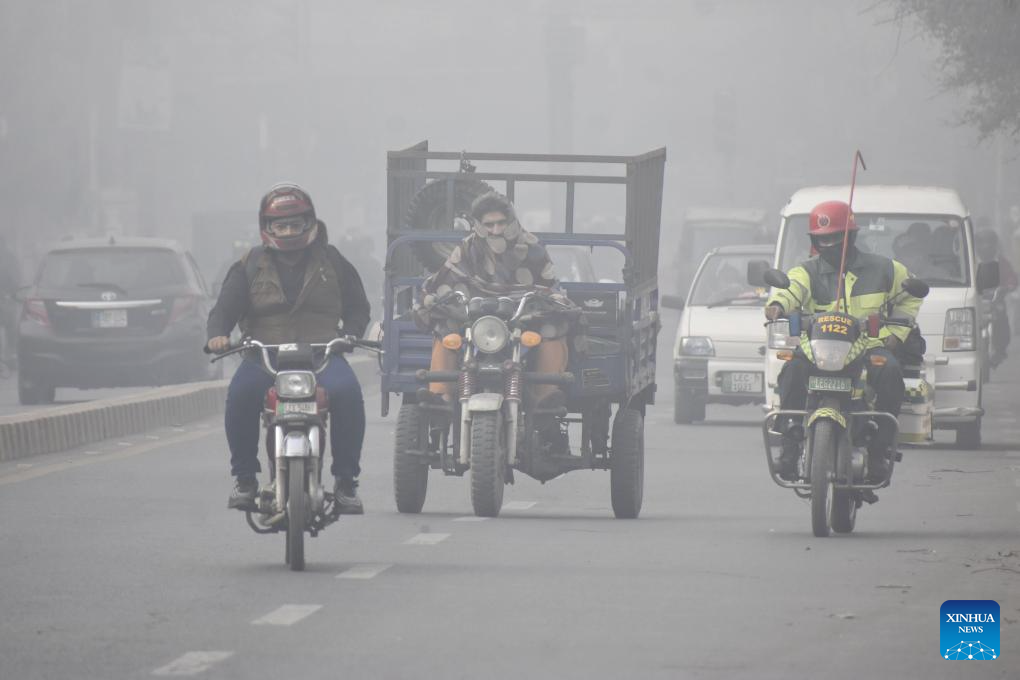 Heavy fog shrouds Lahore in Pakistan-Xinhua