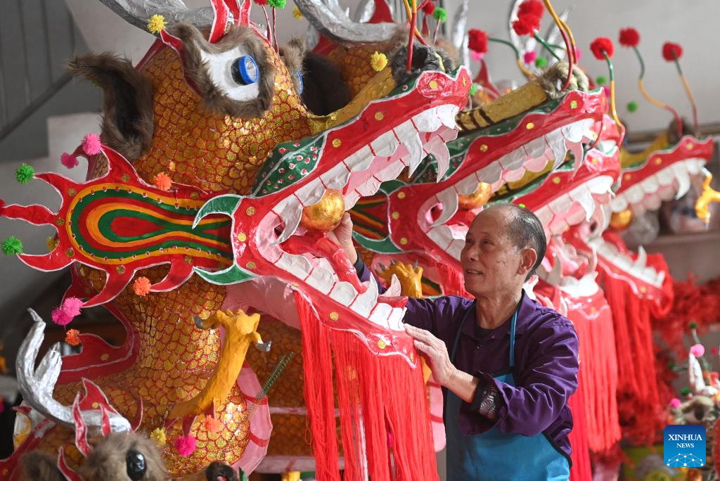 Exploring bamboo dragon-making crafts in S China's Guangxi-Xinhua