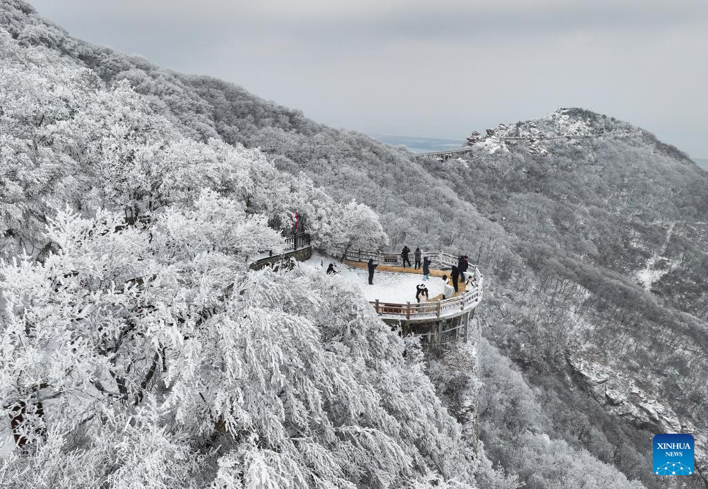 People enjoy rime scenery at Yuntaishan Mountain in Jiangsu, E China-Xinhua