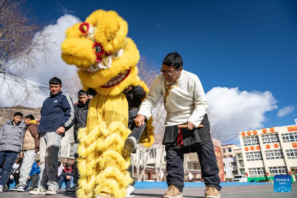 Pic story of inheritor of Xobando lion dance art in China's Xizang-Xinhua
